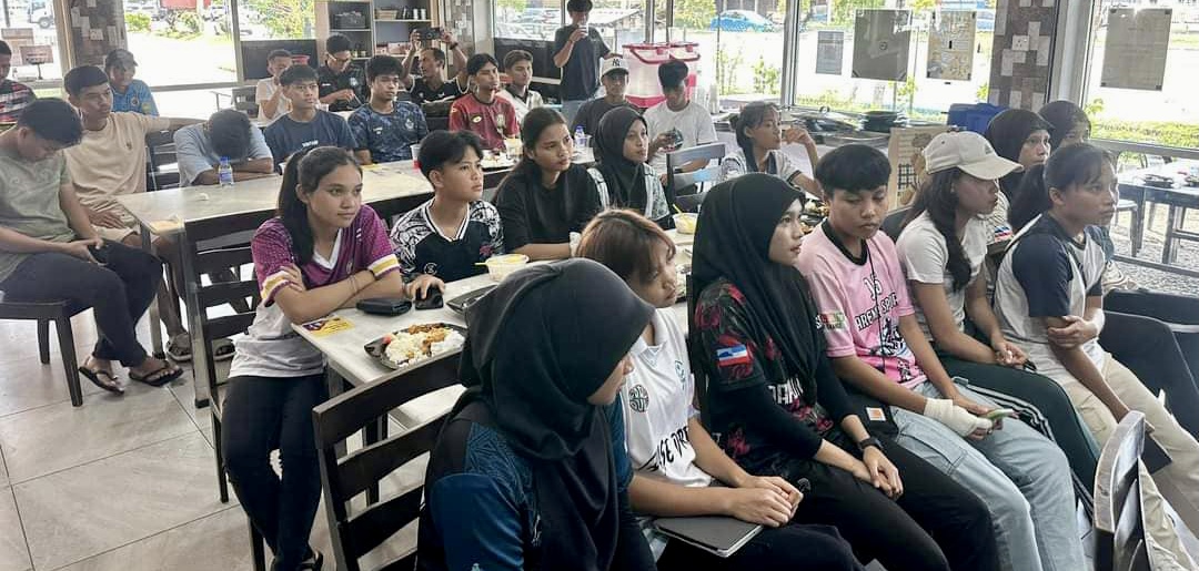 Nizam sampaikan sumbangan kepada Pasukan Bola Sepak SAGA Tawau – Sabah ...